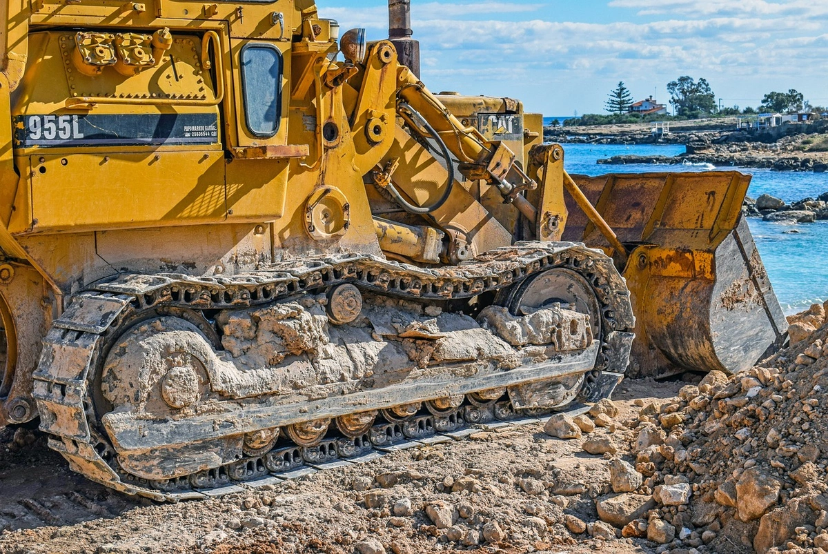 10 Tips for Maintaining Your Compact Track Loader